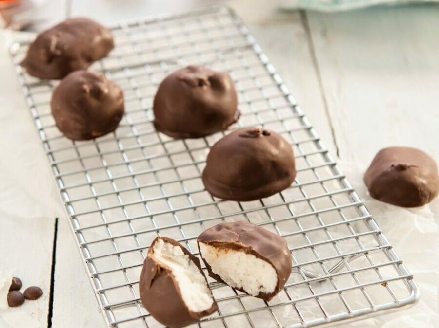 Beat Cravings With These Chocolate Bounty Bites