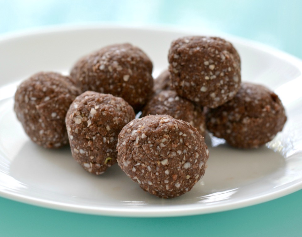 5 Ingredient Chocolate Quinoa Protein Balls Recipe