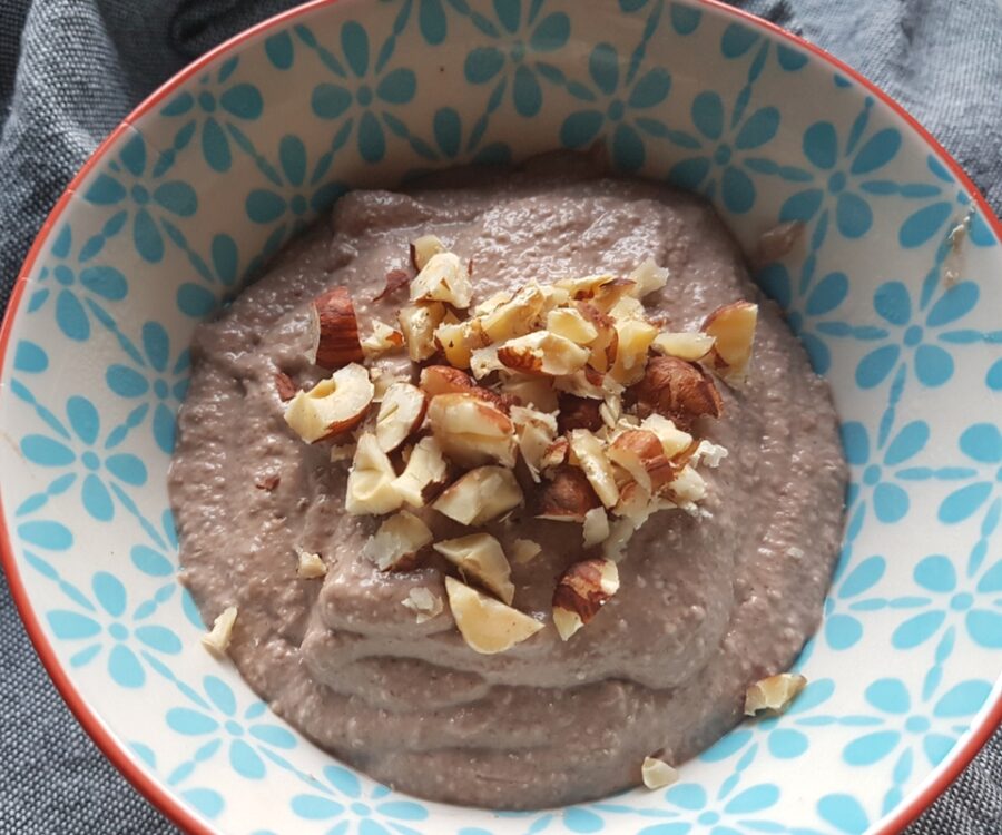 Choc-berry hazelnut breakfast bowl just 5 minutes prep